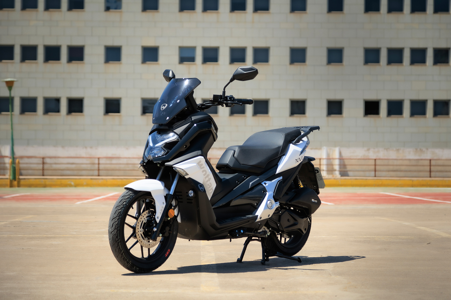 Wottan Sixteen – Scooter compatto crossover: design e versatilità